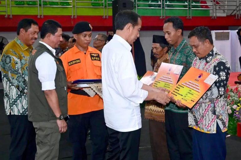 Kepala BNPB Dampingi Presiden RI Serahkan Bantuan Stimulan Bagi Petani Gagal Panen Terdampak ...