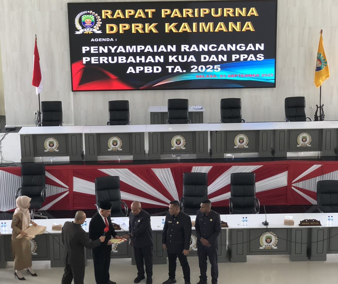 Bupati Peyerahan Dokumen Perubahan KUA PPAS Kepada DPRK Kaimana – Sokama.id